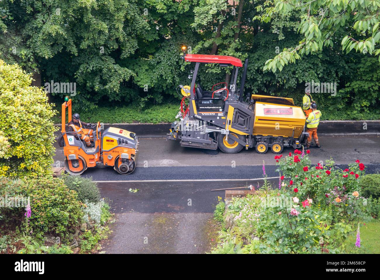 Workmen repair road highway maintenance hi-res stock photography and ...