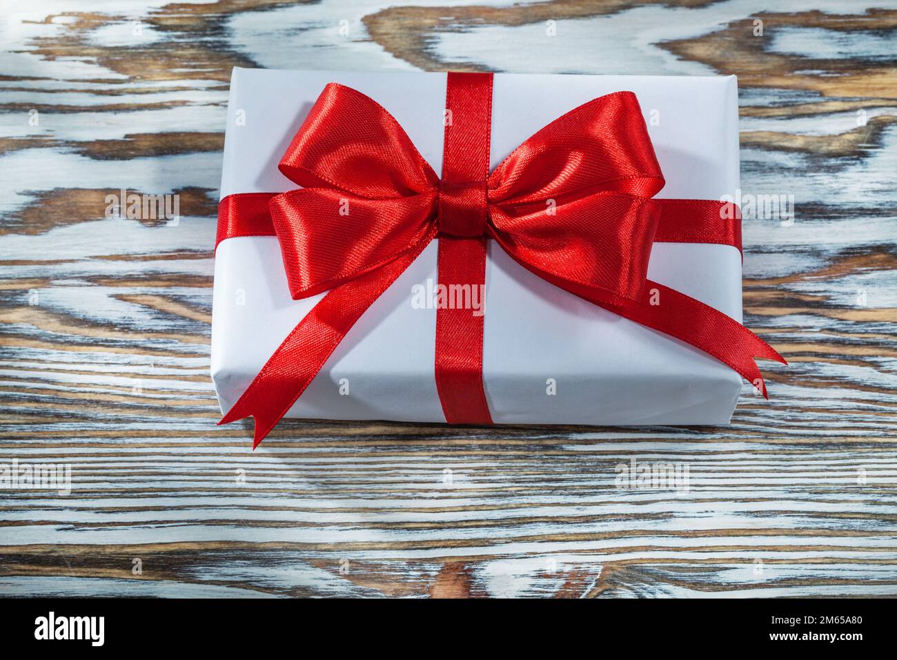 Red gift box on wooden background top view Stock Photo - Alamy