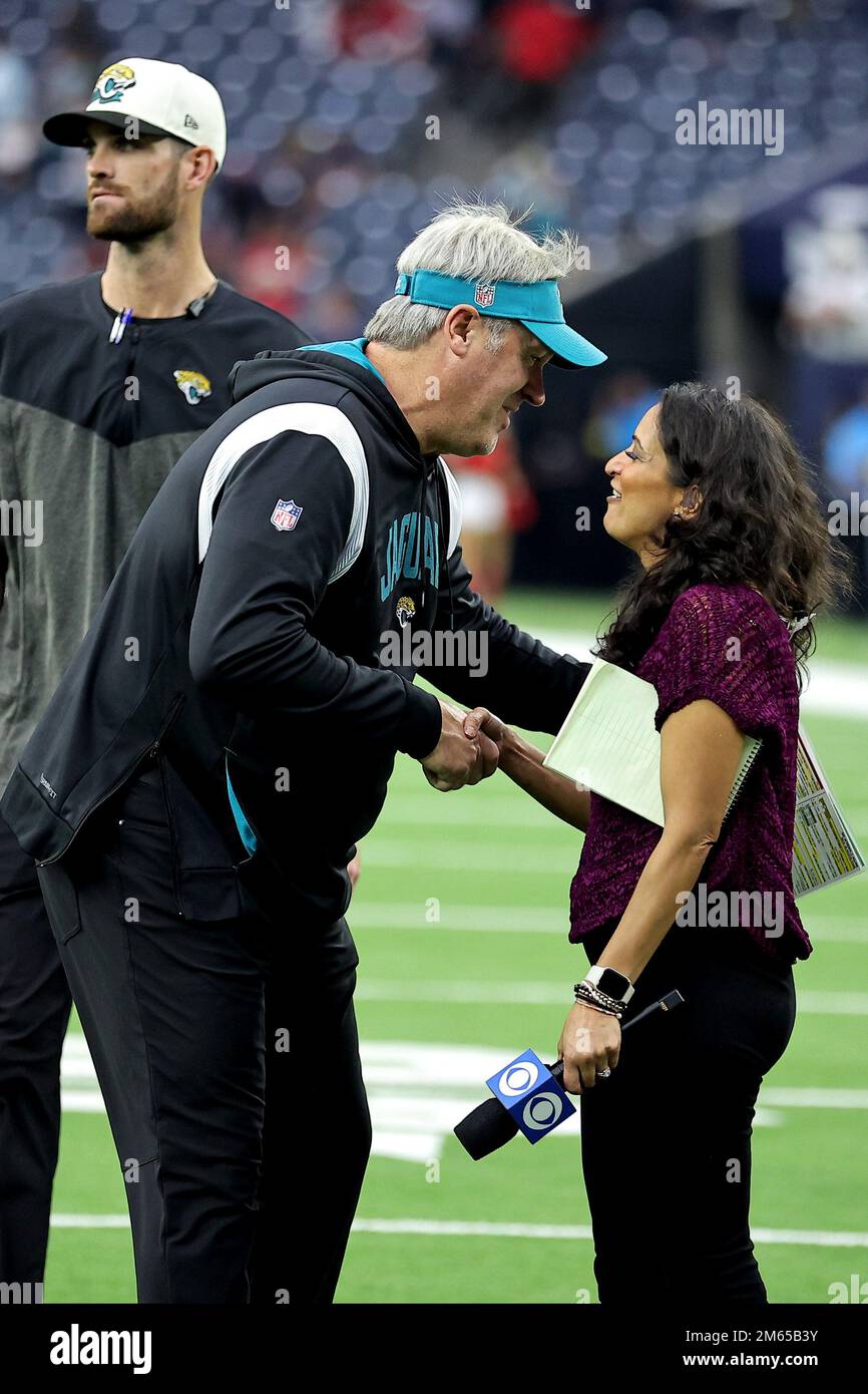 Sideline reporter hi-res stock photography and images - Alamy