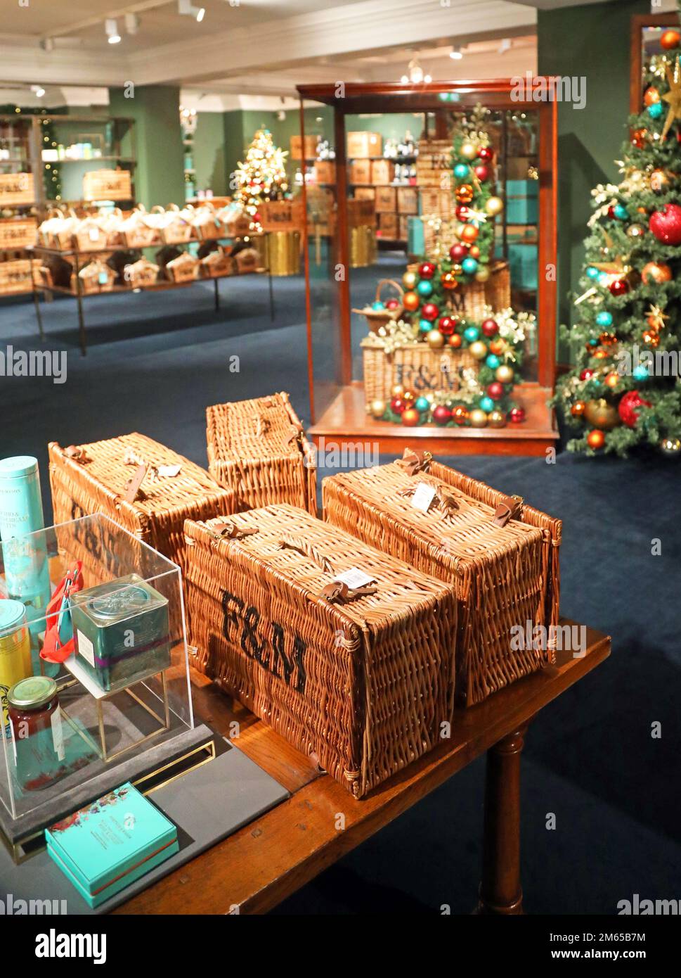 Fortnum masons hamper hi-res stock photography and images - Alamy