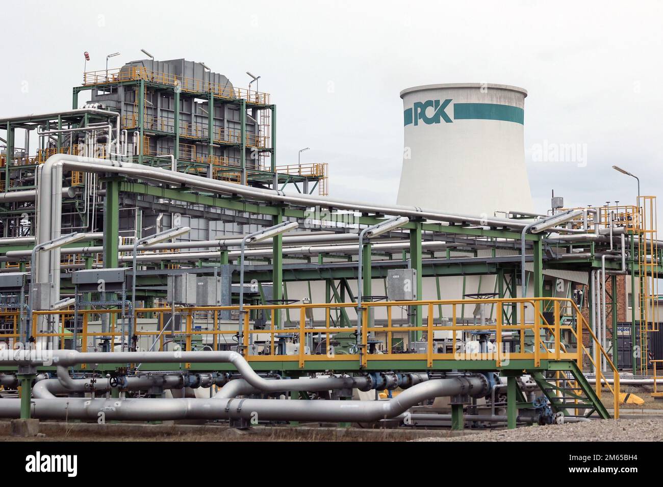 02 January 2023, Brandenburg, Schwedt/Oder: A tower with a "PCK" logo ...