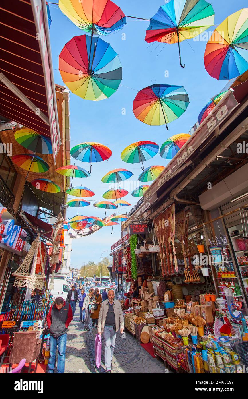 ISTANBUL, ISTANBUL - APRIL 21, 2017: Everyday life on the market street ...