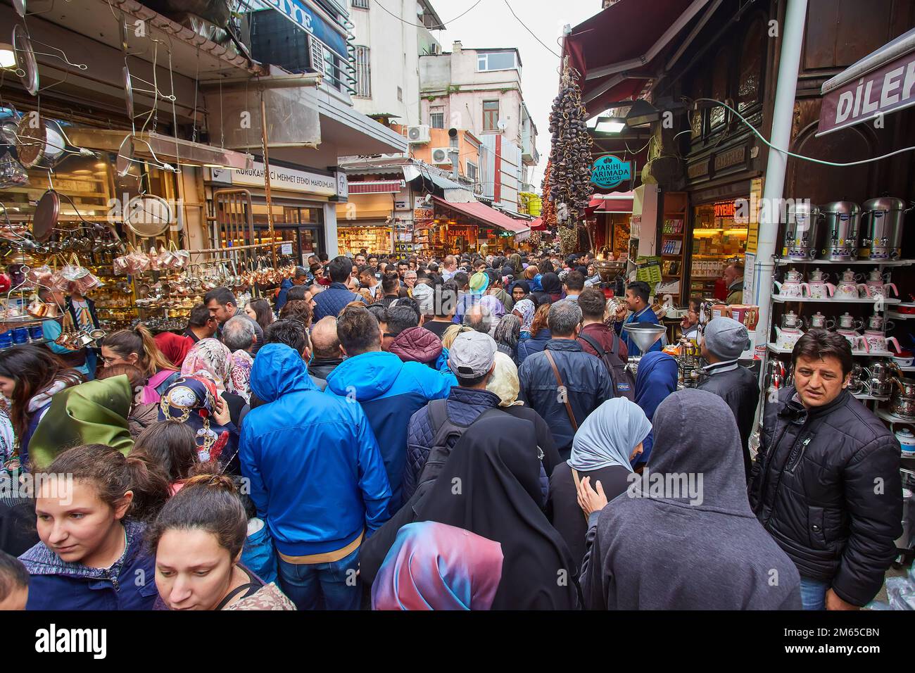 ISTANBUL, ISTANBUL - APRIL 21, 2017: Everyday life on the market street ...