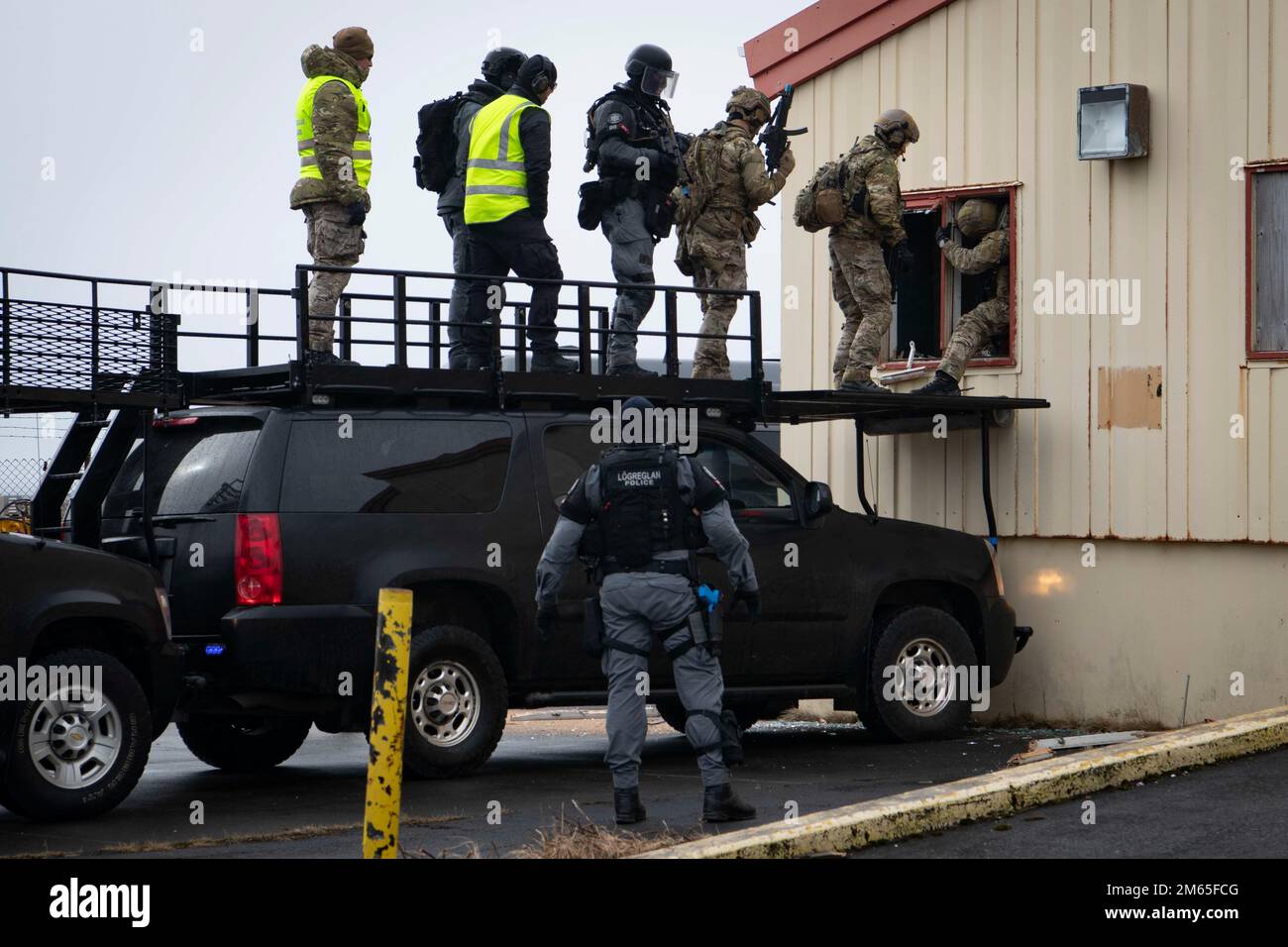 220404-N-RB149-2026 KEFLAVIK AIR BASE, Iceland (April 4, 2022) Members ...