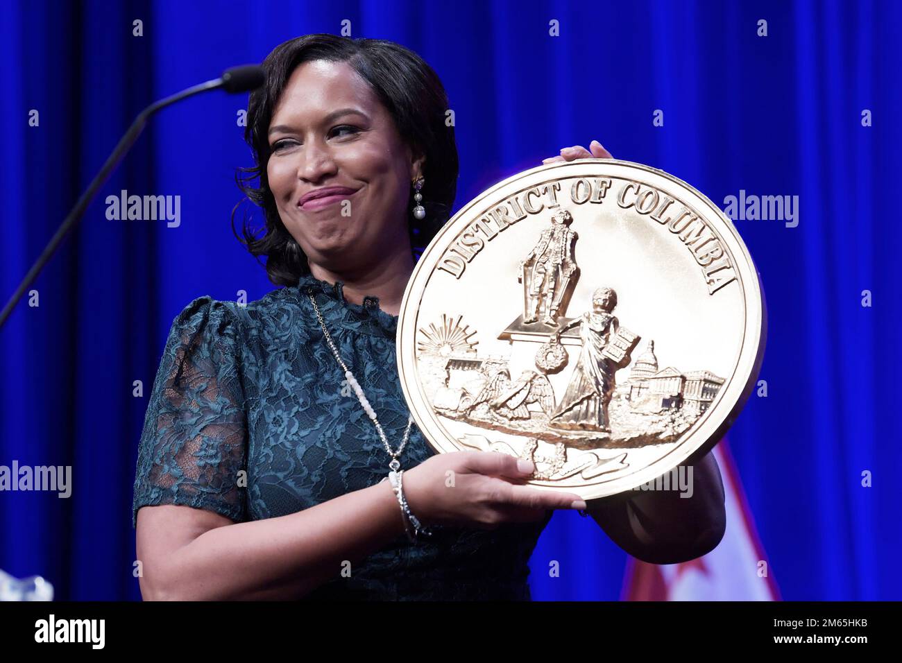 DC Mayor Muriel Bowser Swear In as the First African American Woman ...