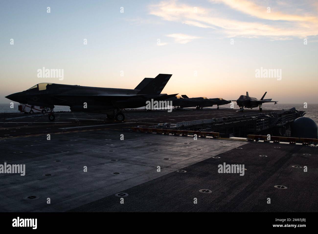 220404-N-XN177-3177 PACIFIC OCEAN (April 4, 2022) – F-35B Lightning II ...