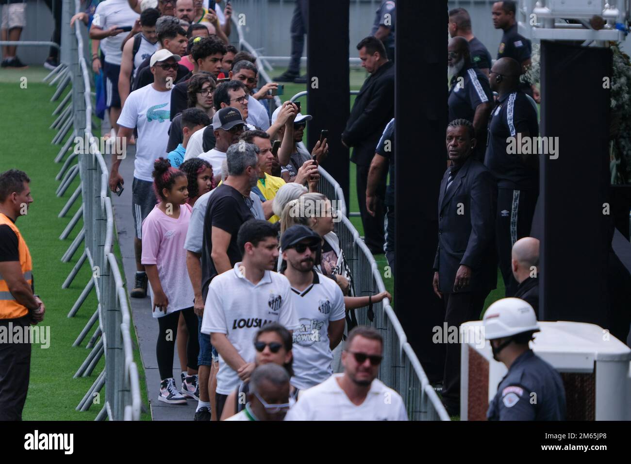 Santos, Brazil. 02nd Jan, 2022. People line up to say goodbye to Pelé ...