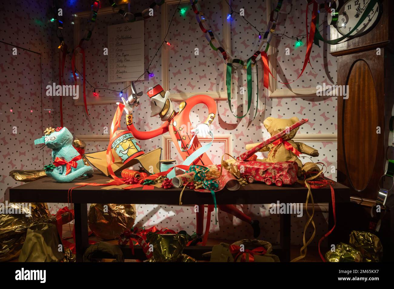 Fortnum and Mason Christmas decorated windows December 2022 Stock Photo ...