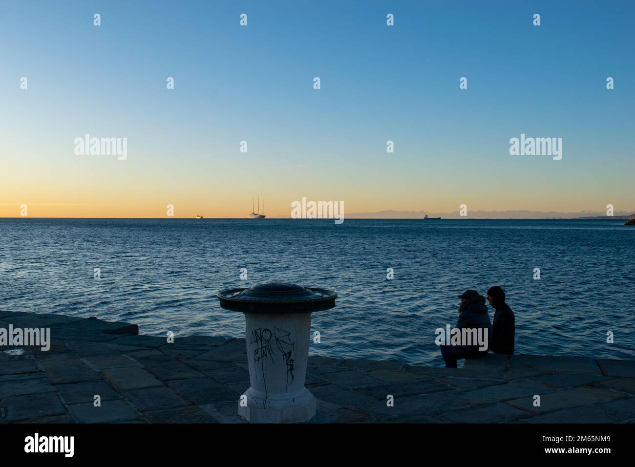 Friends watching the sun go down hi-res stock photography and images ...