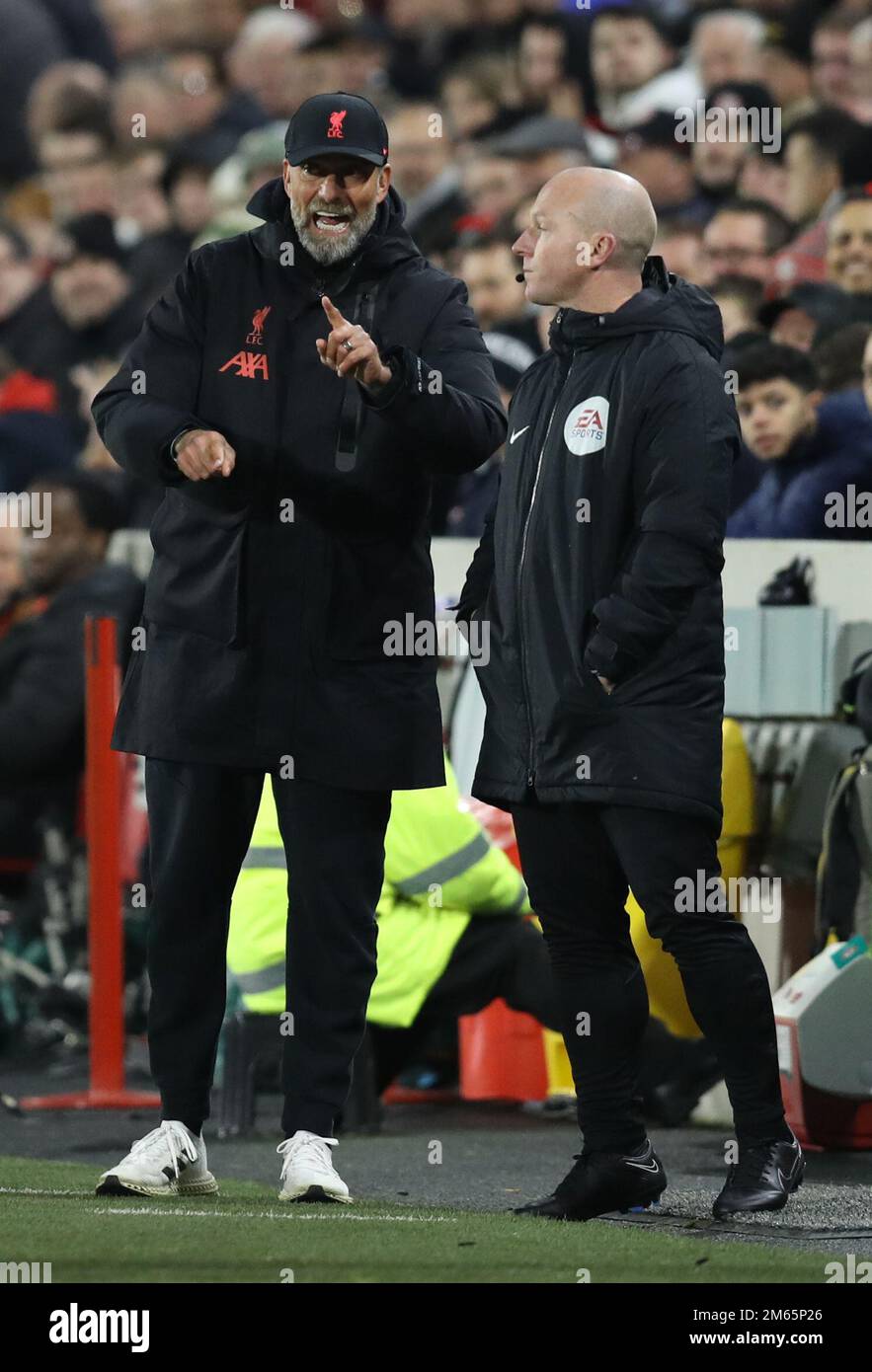 London, UK. 2nd Jan, 2023. Jurgen Klopp manager of Liverpool argues a ...
