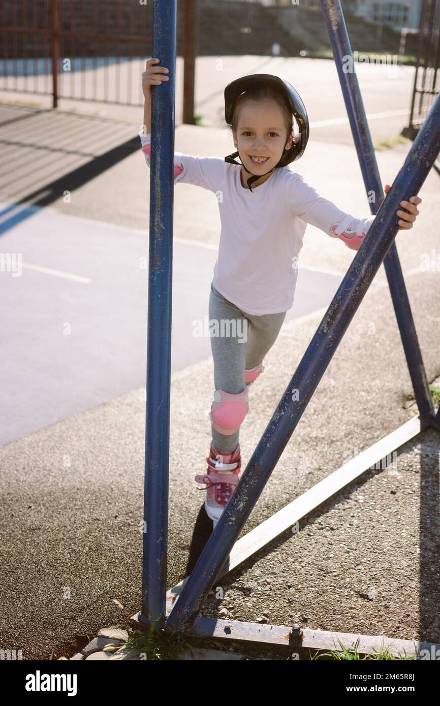 Girl rollerblading hi-res stock photography and images - Alamy