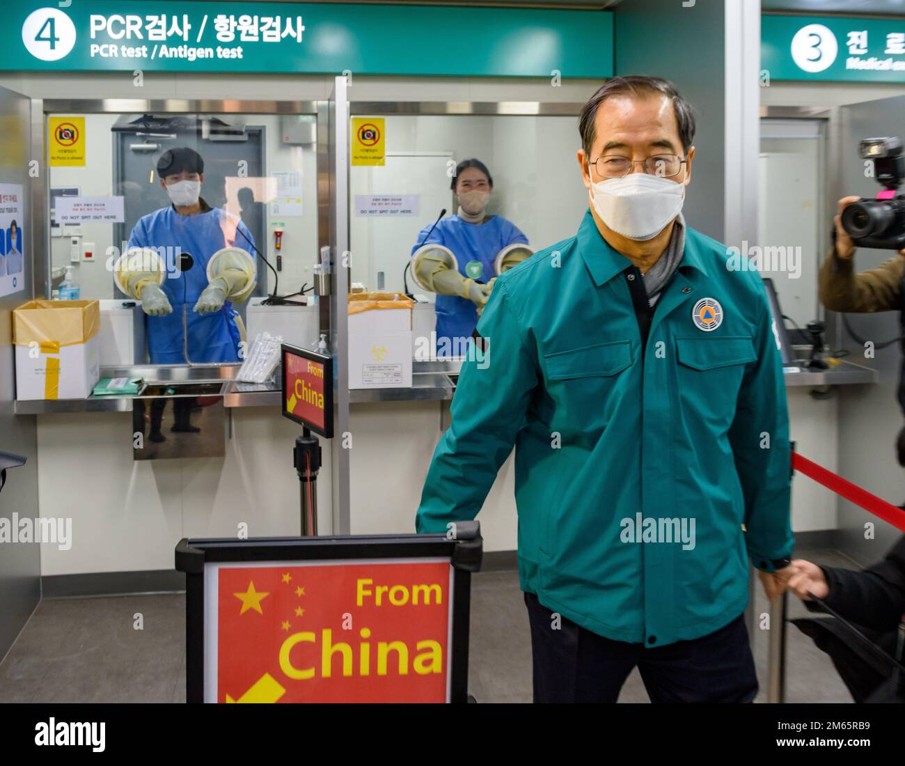 South Korean Prime Minister Han Duck-soo inspects a COVID-19 testing ...