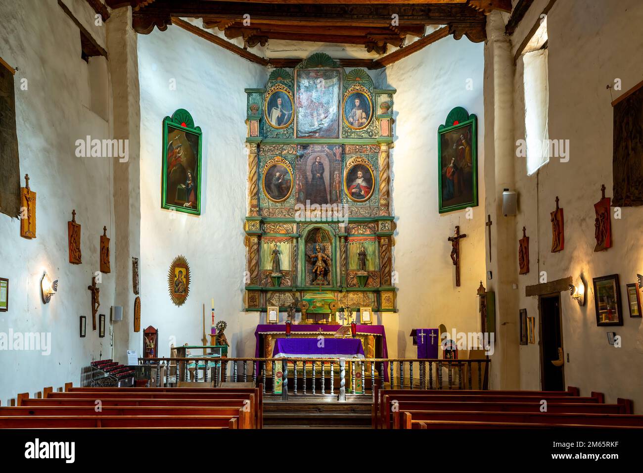 Mission churches hi-res stock photography and images - Alamy