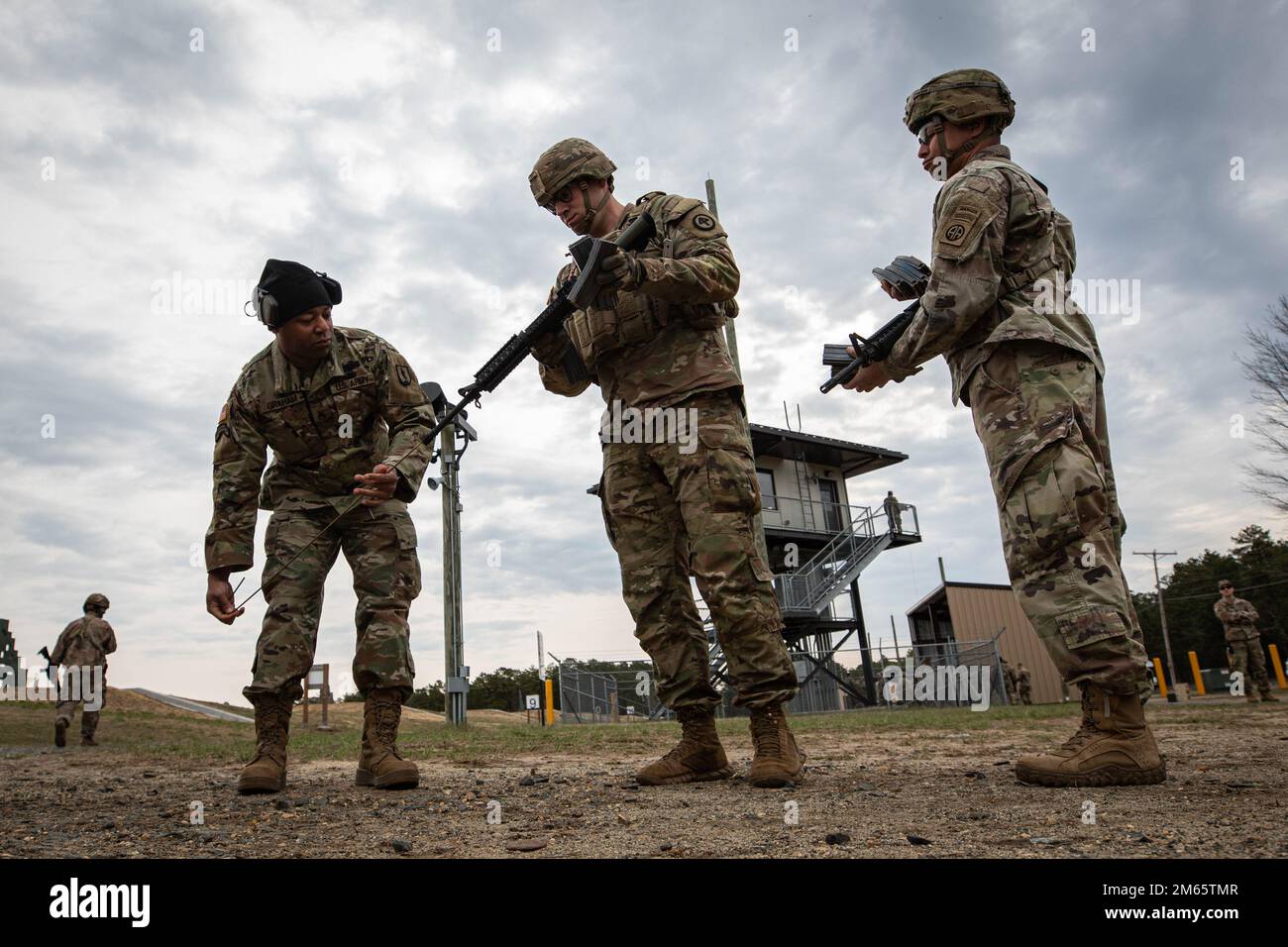 U.S. Army Soldiers have weapons cleared before M4 qualification during ...