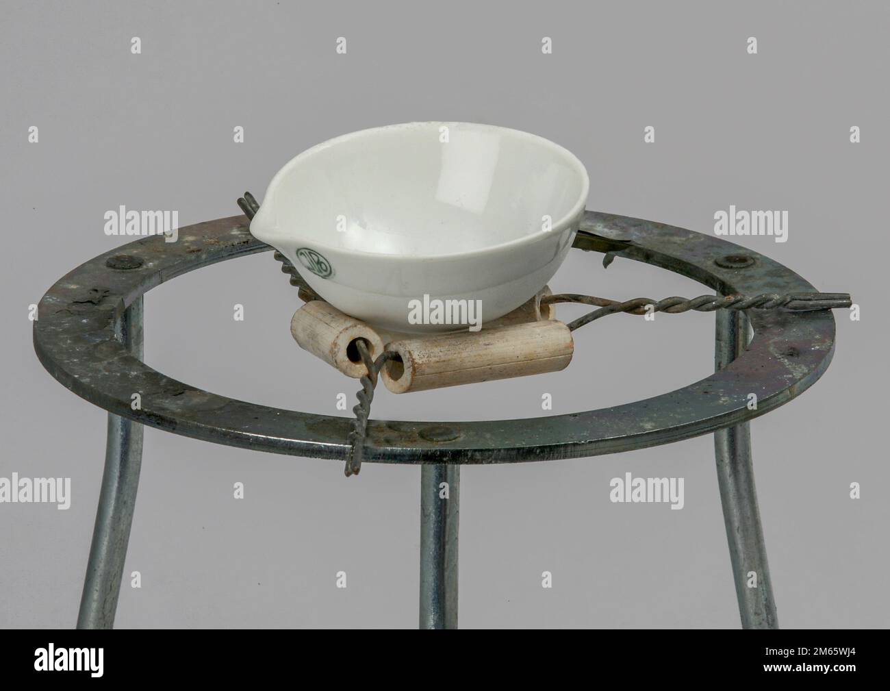 Evaporatie dish on a tripod stand Stock Photo - Alamy