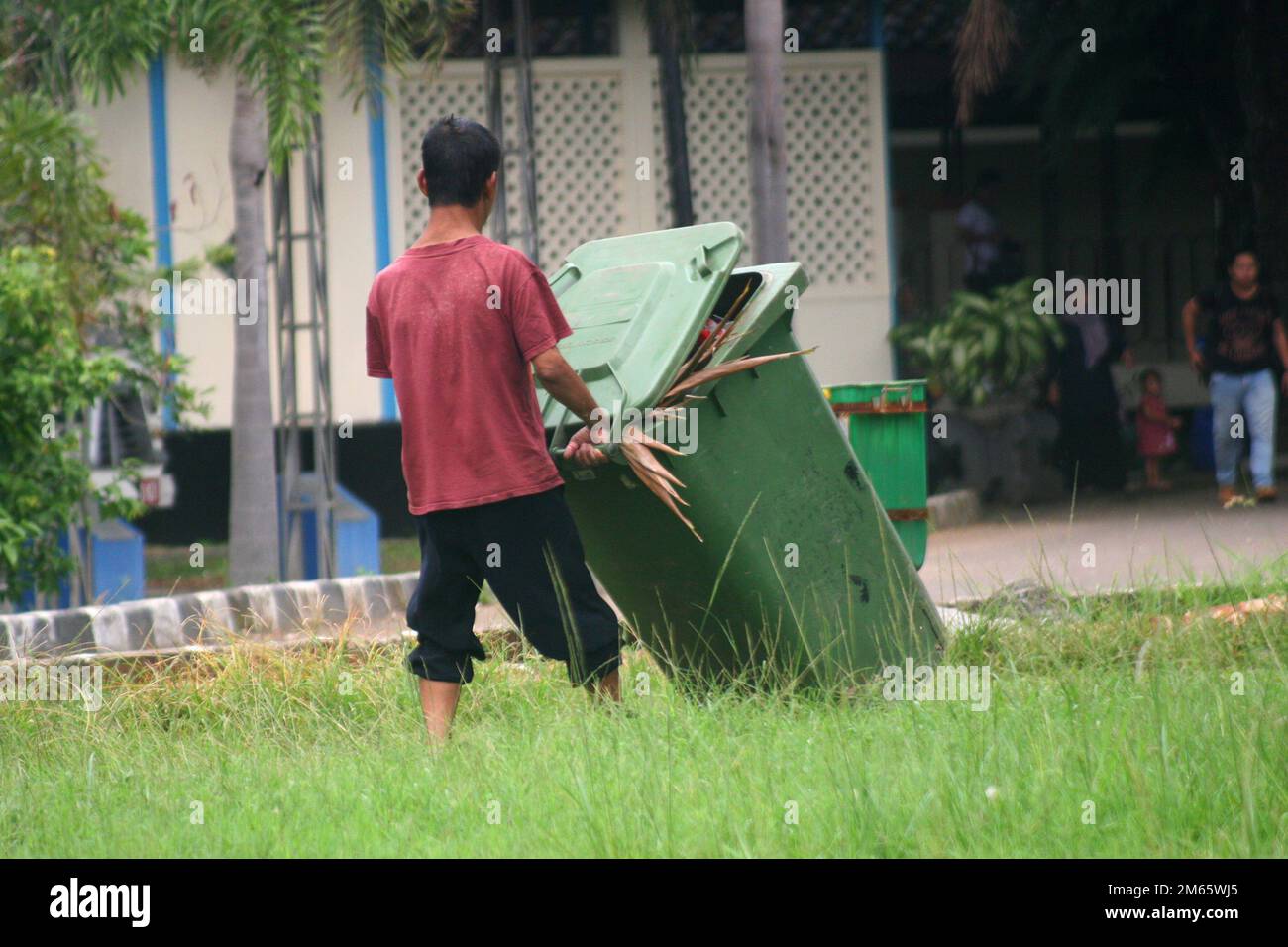 Man dragging on the ground hi-res stock photography and images - Alamy