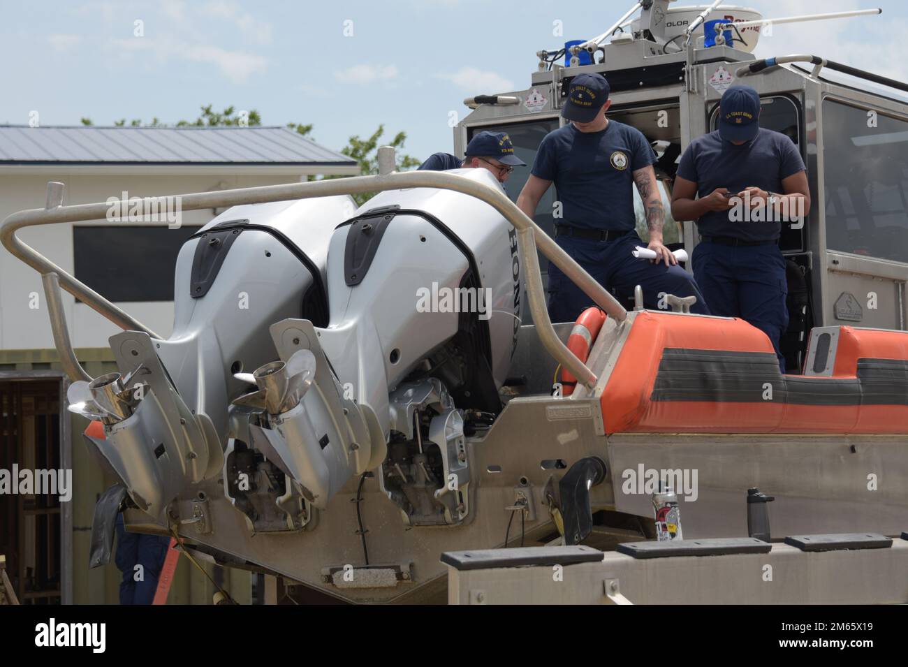 U.S. Coast Guardsmen, or machinery technicians (MK), assigned to ...