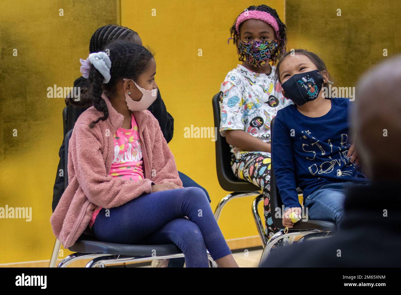 Japan school children talk hi-res stock photography and images - Alamy