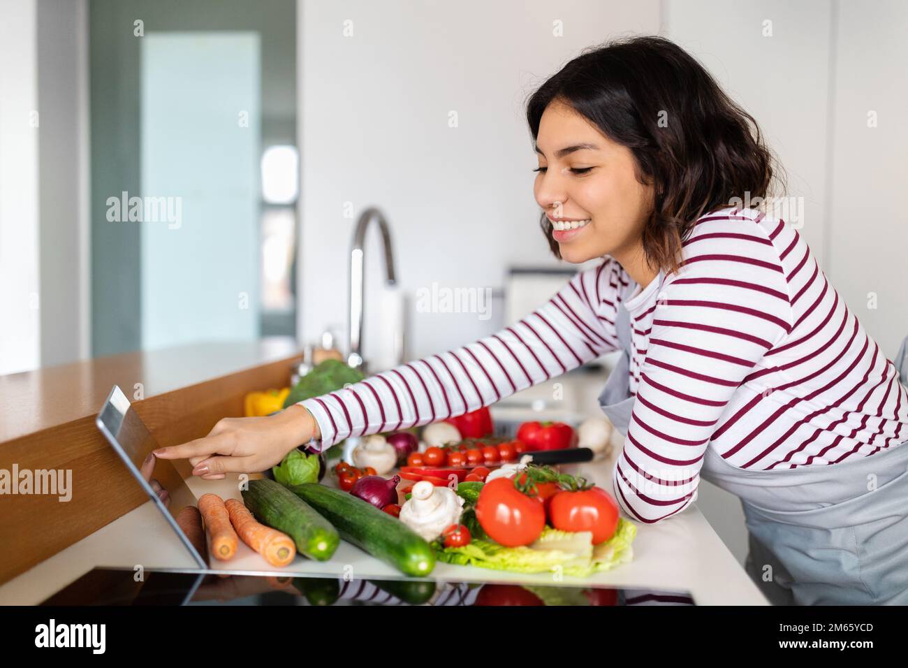 Female chef arab hi-res stock photography and images - Alamy