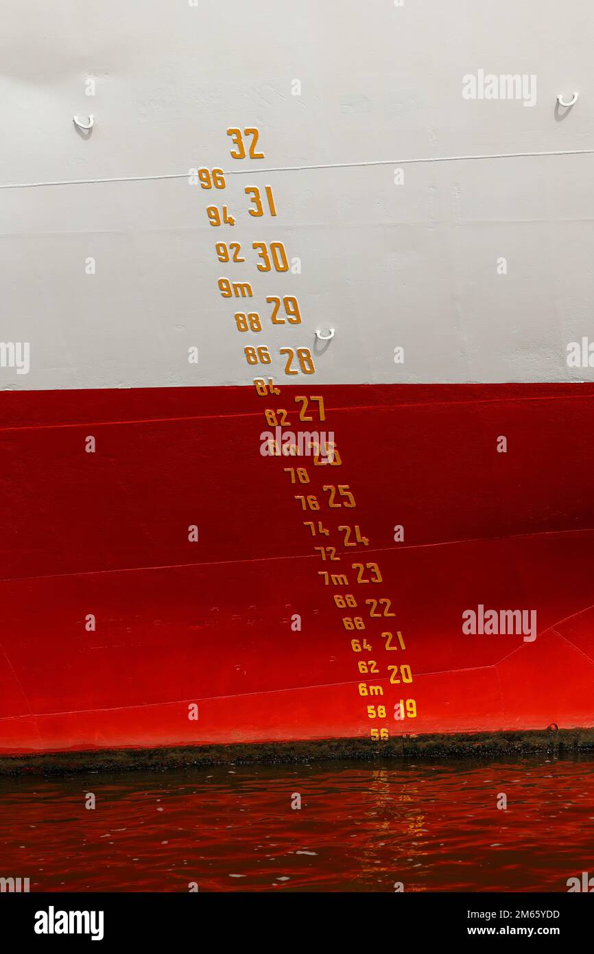 Water level mark on the hull of a ship Stock Photo - Alamy