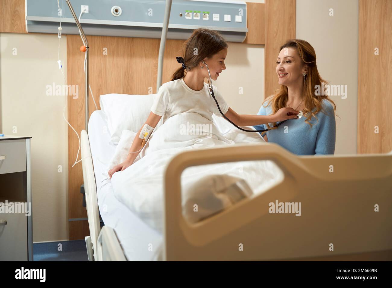 Family at bedside hospital hi-res stock photography and images - Alamy