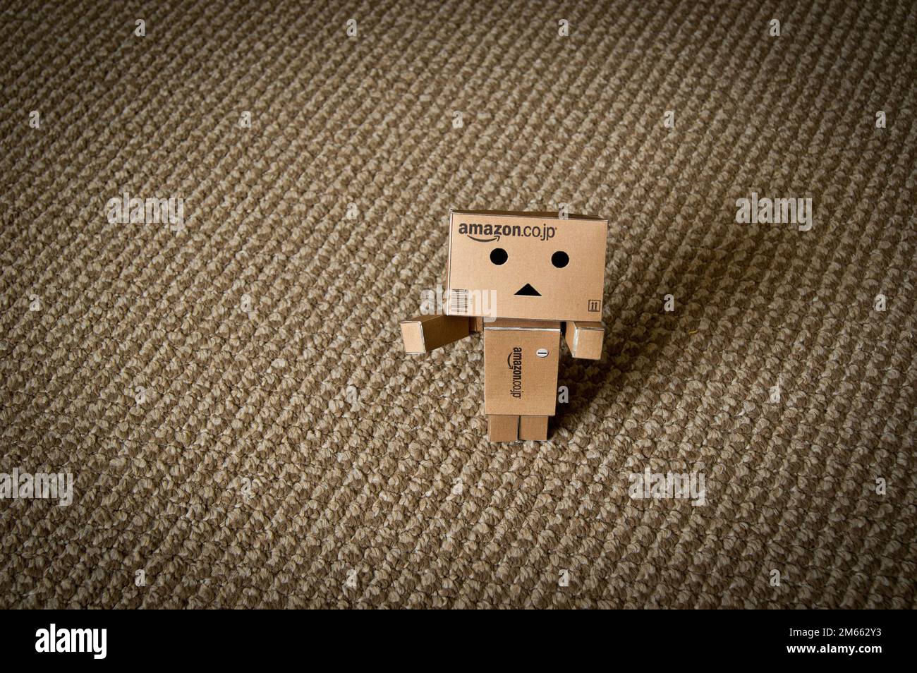 Cardboard robot hi-res stock photography and images - Alamy