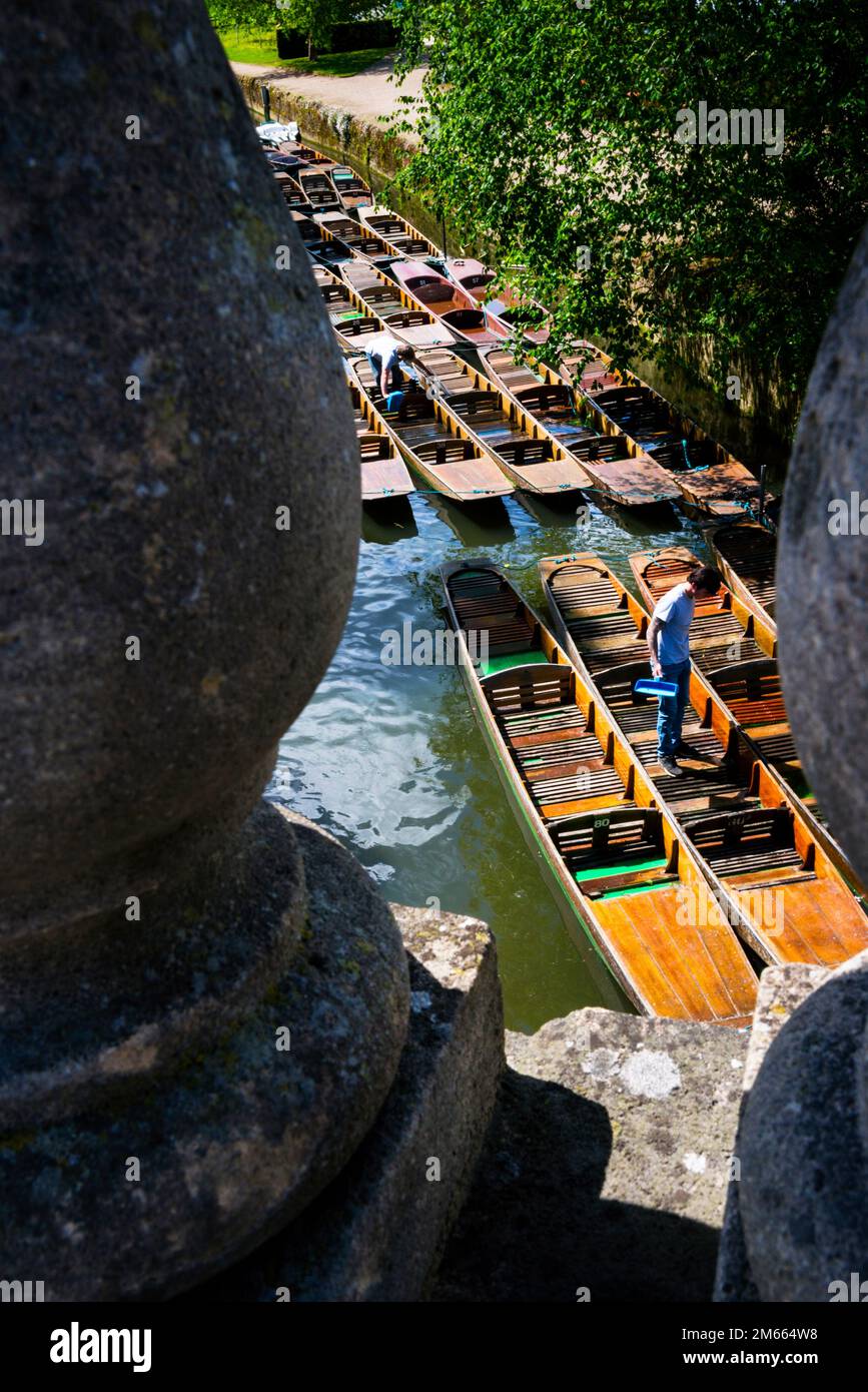 Wooden hand-crafted punts on the Cherwell River from Magdalen Bridge in ...