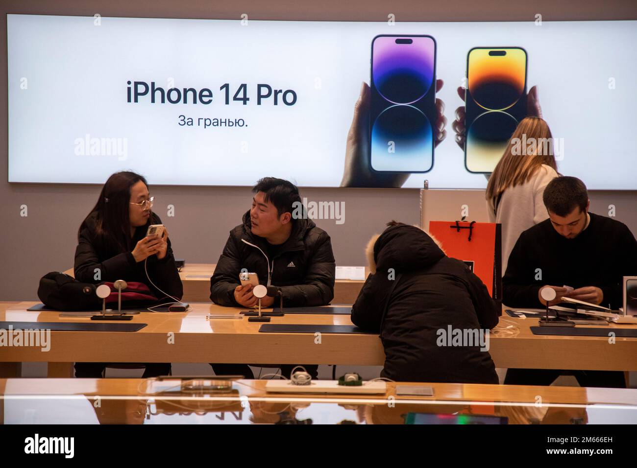 Moscow, Russia. 2nd January, 2023 Visitors choose products of the ...