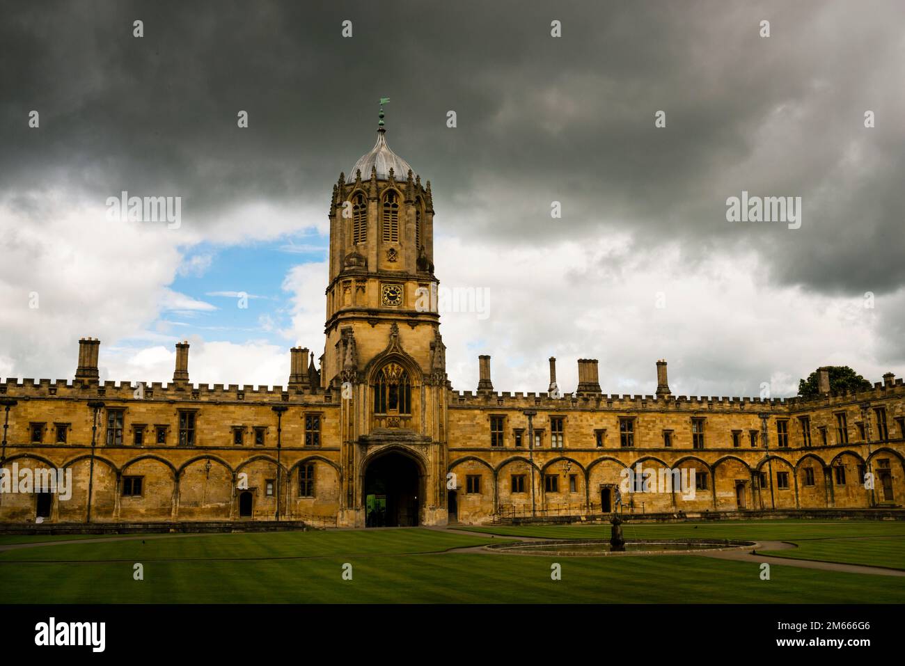 Tom Quad and Tom Tower bell tower at Christ Church College in Oxford ...
