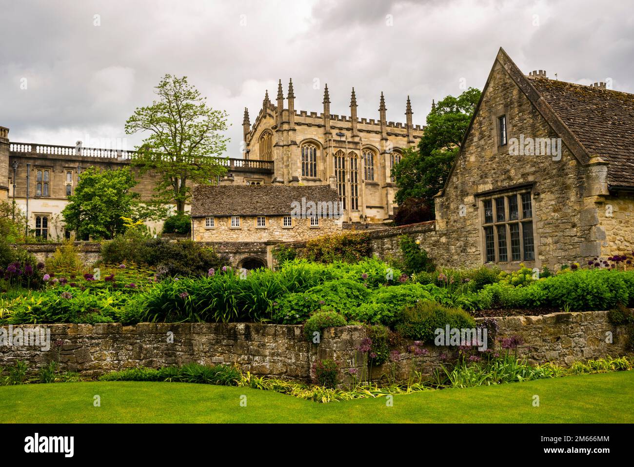 Long herbaceous border entrance to Christ Church in Oxford, England ...