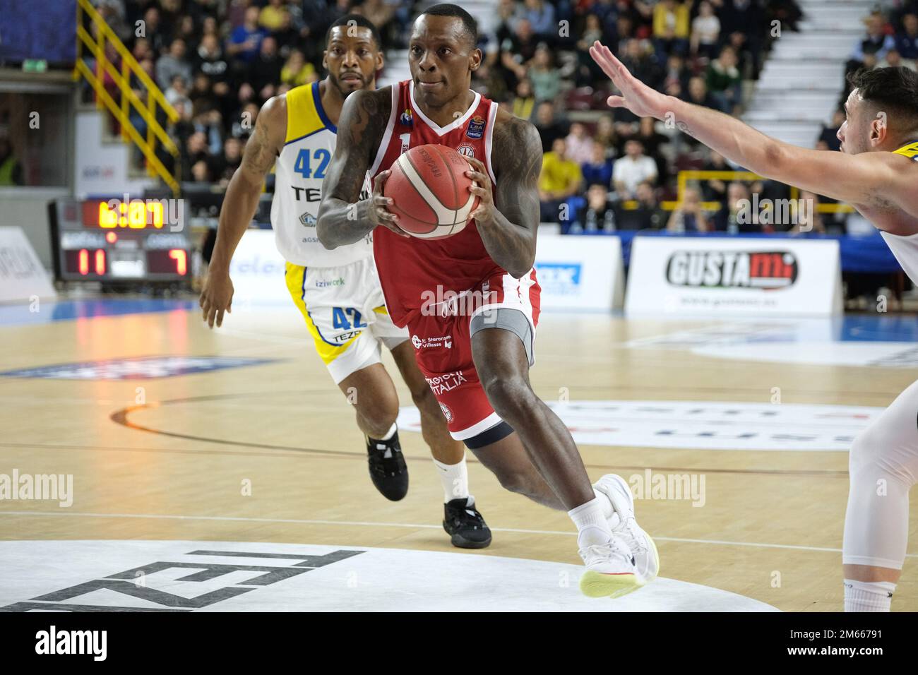 PalaOlimpia, Verona, Italy, January 02, 2023, Penetration of Frank ...