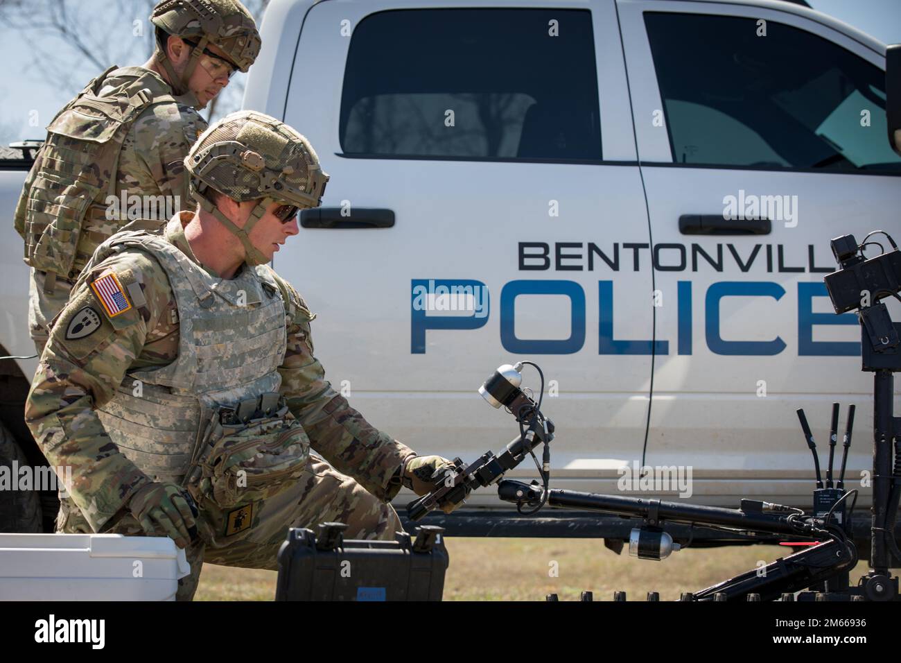 Explosive Ordnance disposal (EOD) technicians with 71st Ordnance Group ...