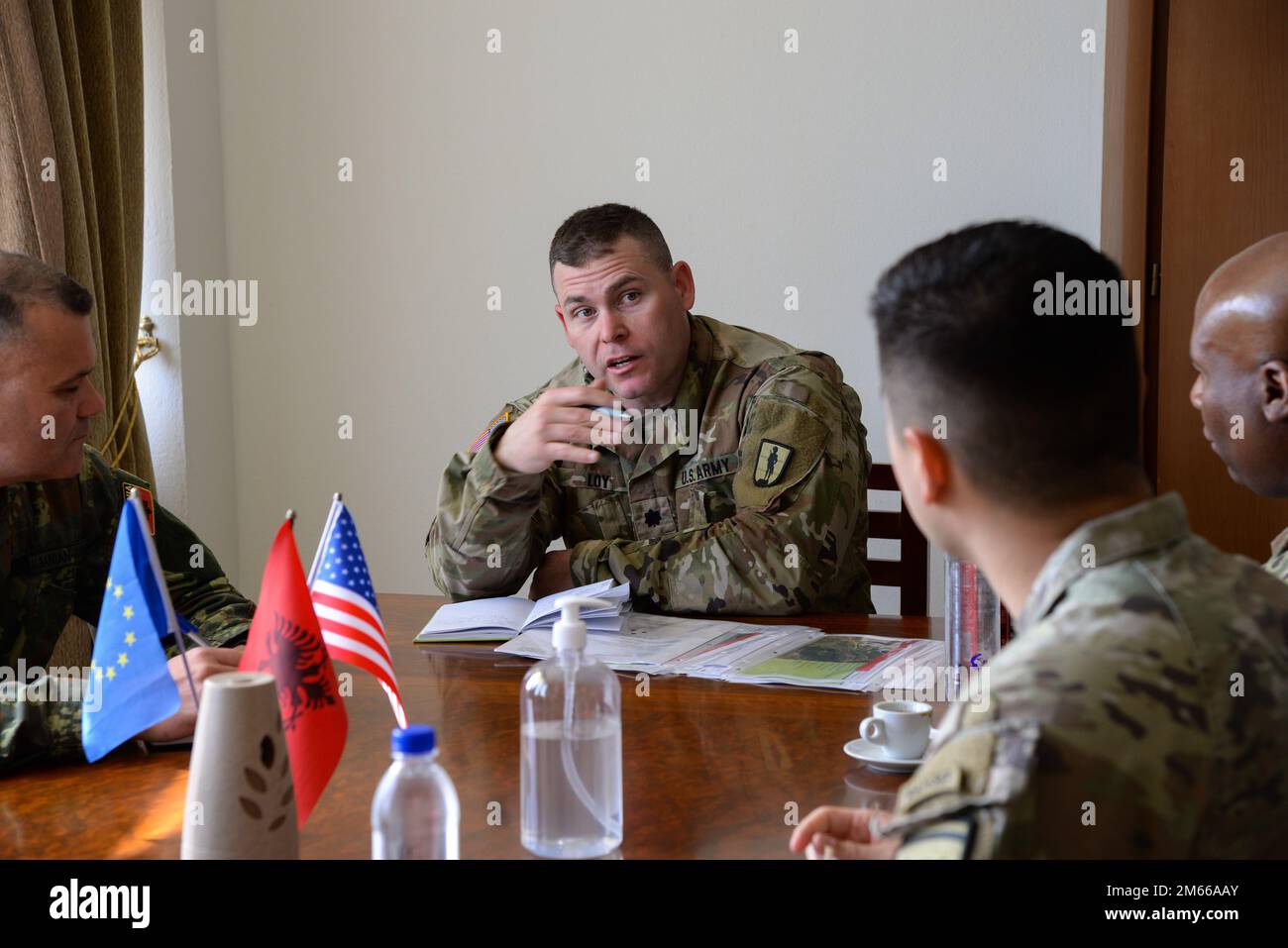 U.S. Army Soldiers with the New Jersey National Guard meet with ...