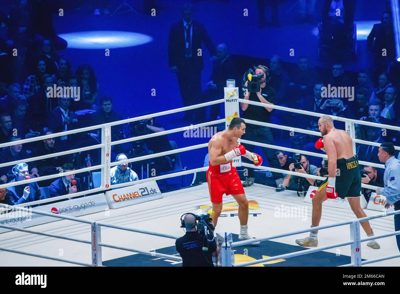 28-11-2015 Dusseldorf, Germany. Two big men in the ring: Tyson Fury and ...