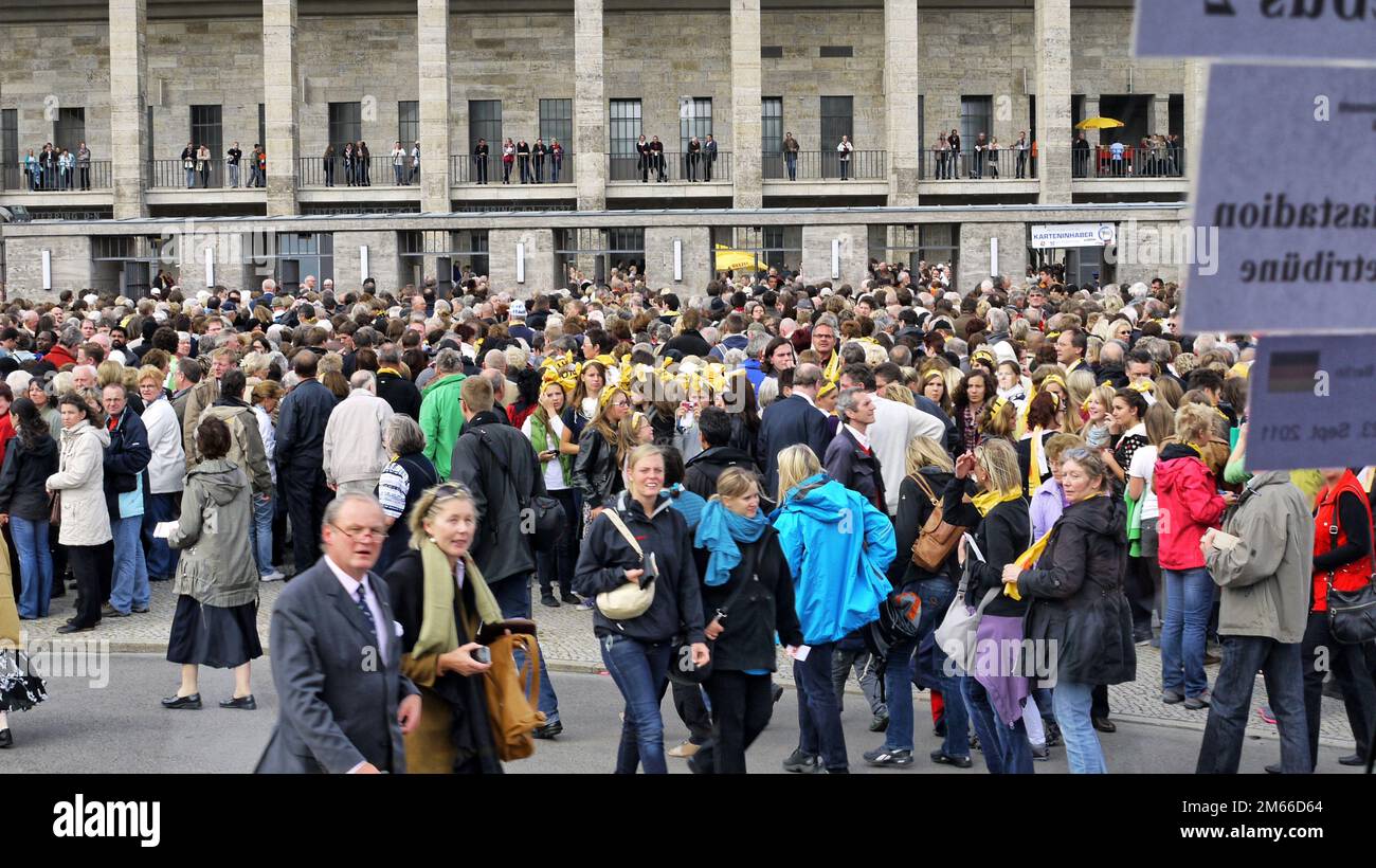 Papst Benedikt XVI im Berliner Olympia-Stadion Josef Ratzinger Vor den ...