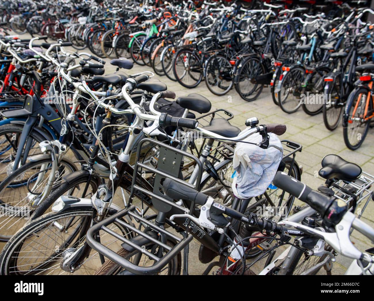 Parked bikes outside Rotterdam train station, Netherlands 2022 Stock ...