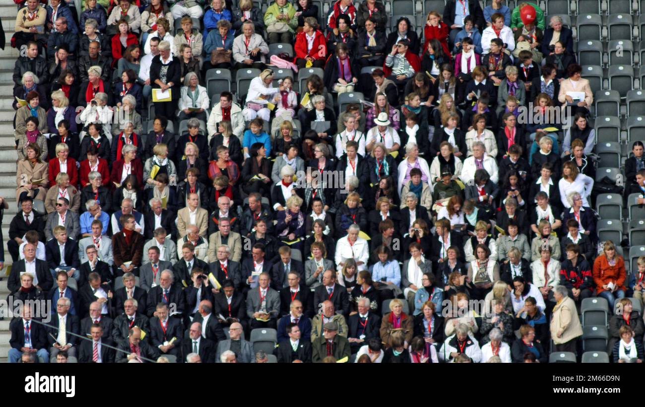 Papst Benedikt XVI im Berliner Olympia-Stadion Josef Ratzinger Besucher ...