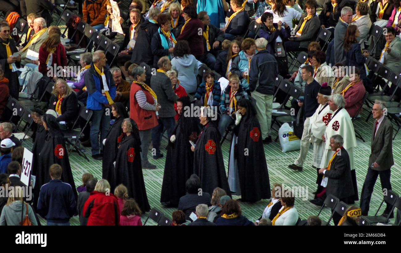 Papst Benedikt XVI im Berliner Olympia-Stadion Josef Ratzinger ...