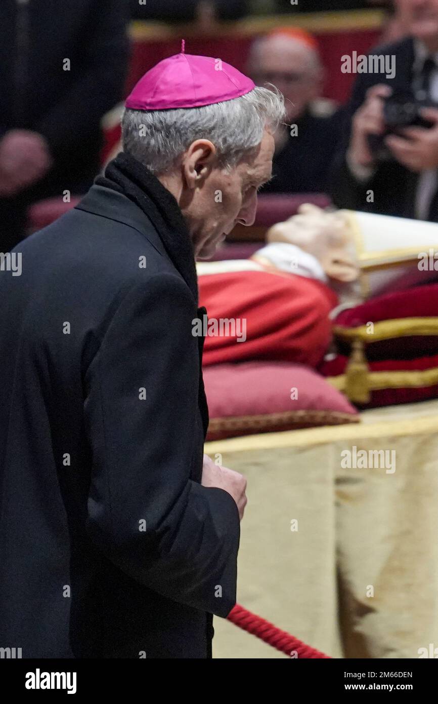 Vatican, Vatican. 02nd Jan, 2023. Archbishop Georg Gänswein prays in ...