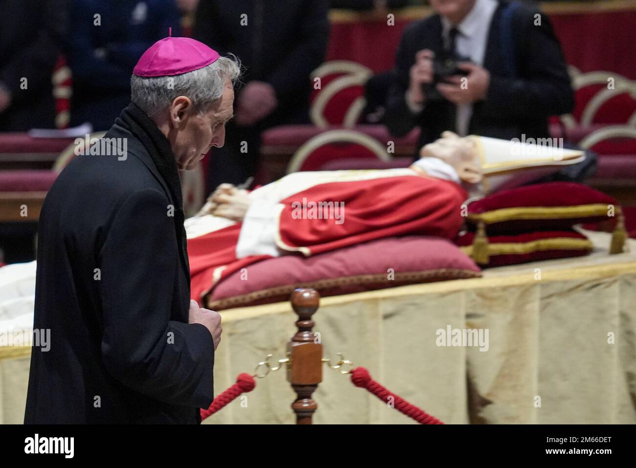 Vatican, Vatican. 02nd Jan, 2023. Archbishop Georg Gänswein prays in ...