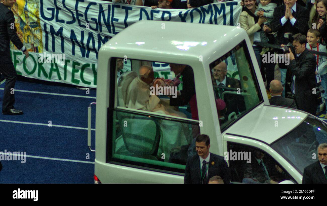 Papst Benedikt XVI im Berliner Olympia-Stadion Josef Ratzinger Ein ...