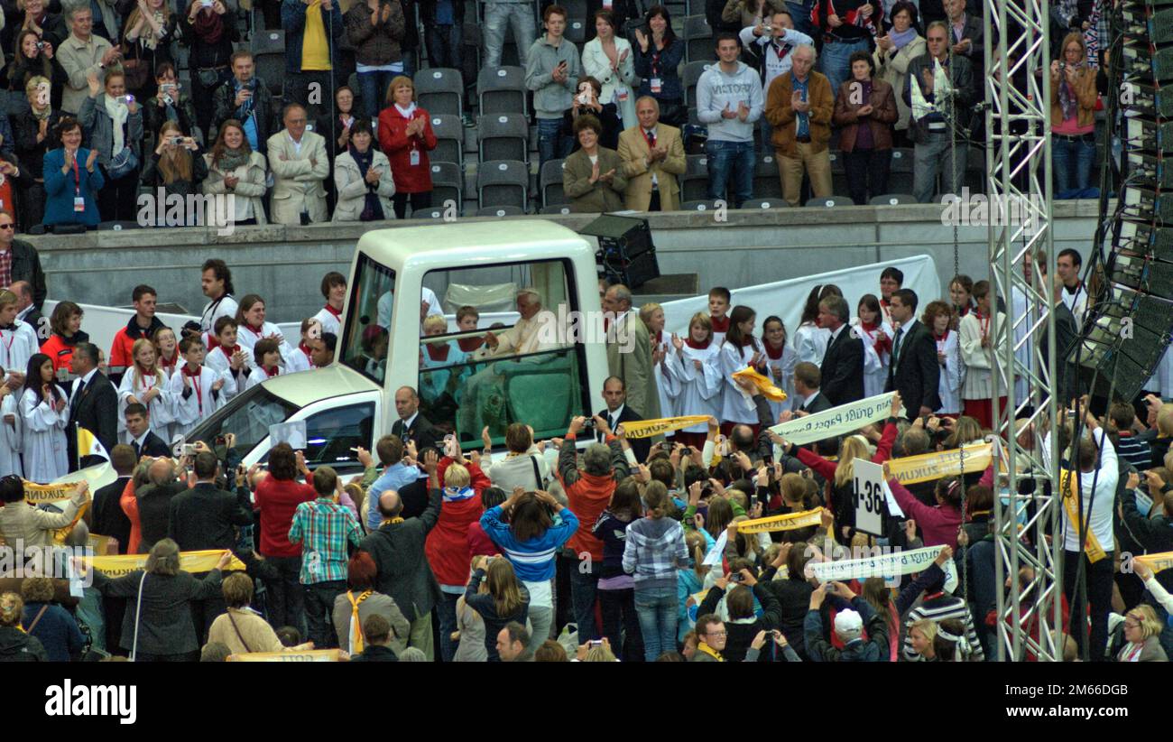 Papst Benedikt XVI im Berliner Olympia-Stadion Josef Ratzinger Im ...
