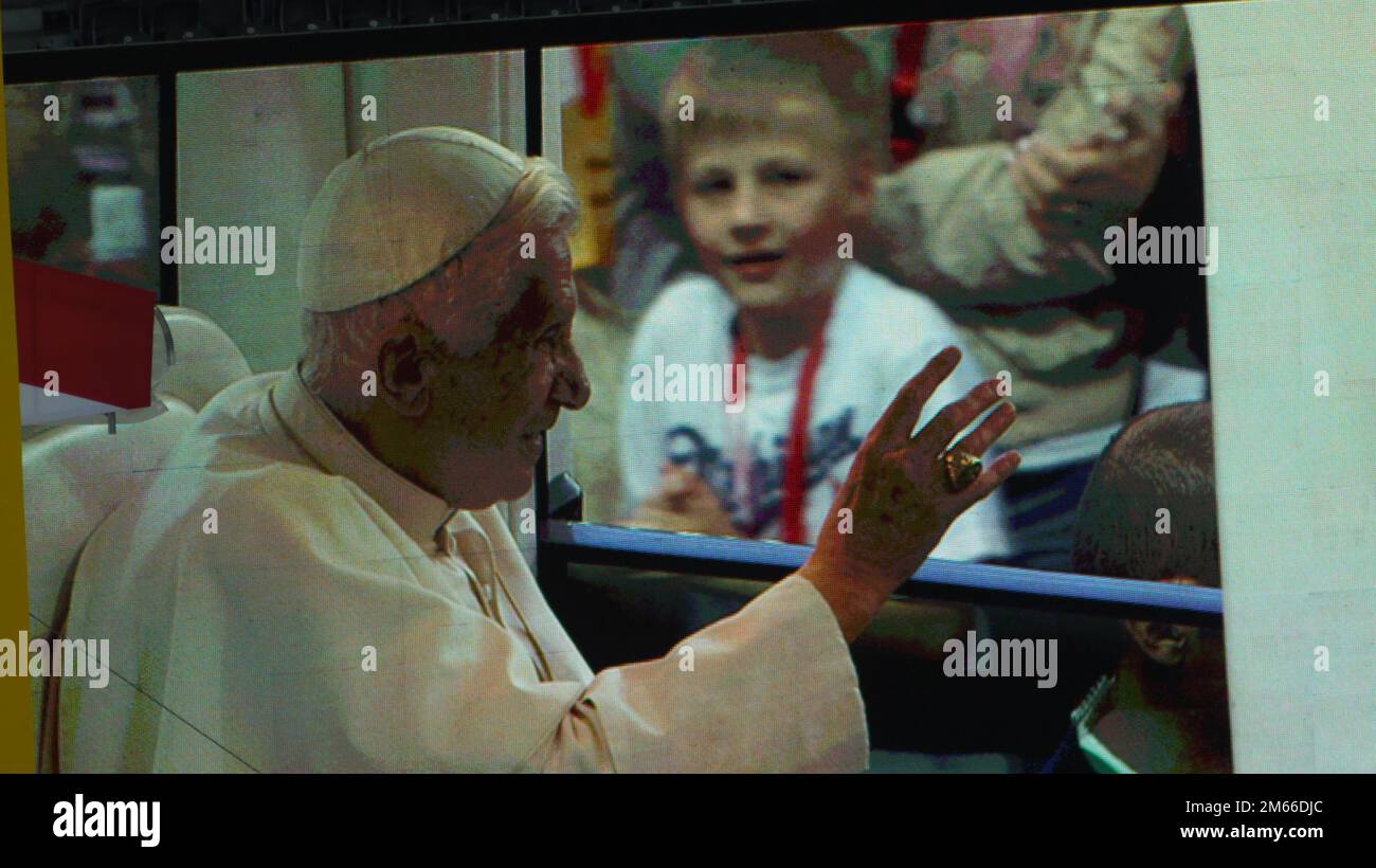 Papst Benedikt XVI im Berliner Olympia-Stadion Josef Ratzinger Eine ...