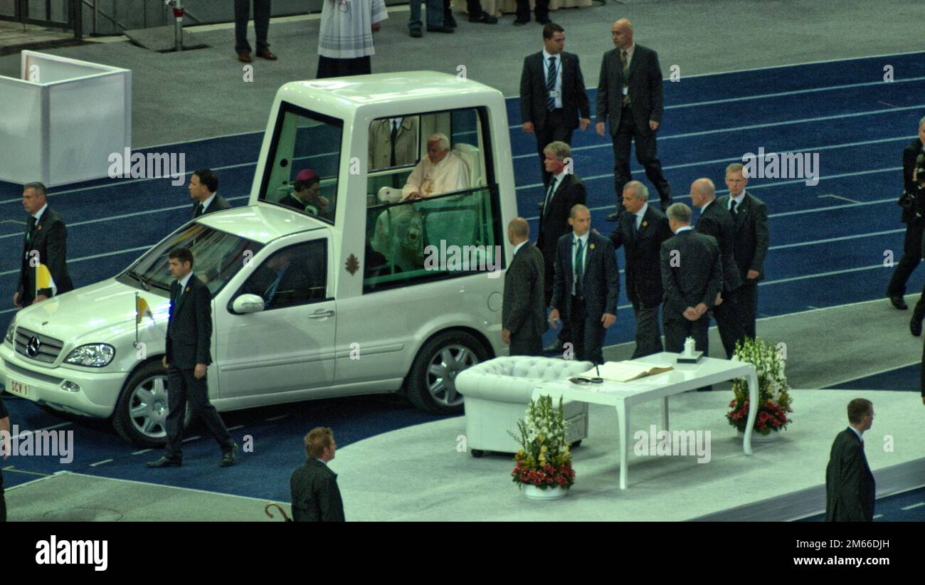 Papst Benedikt XVI im Berliner Olympia-Stadion Josef Ratzinger ...