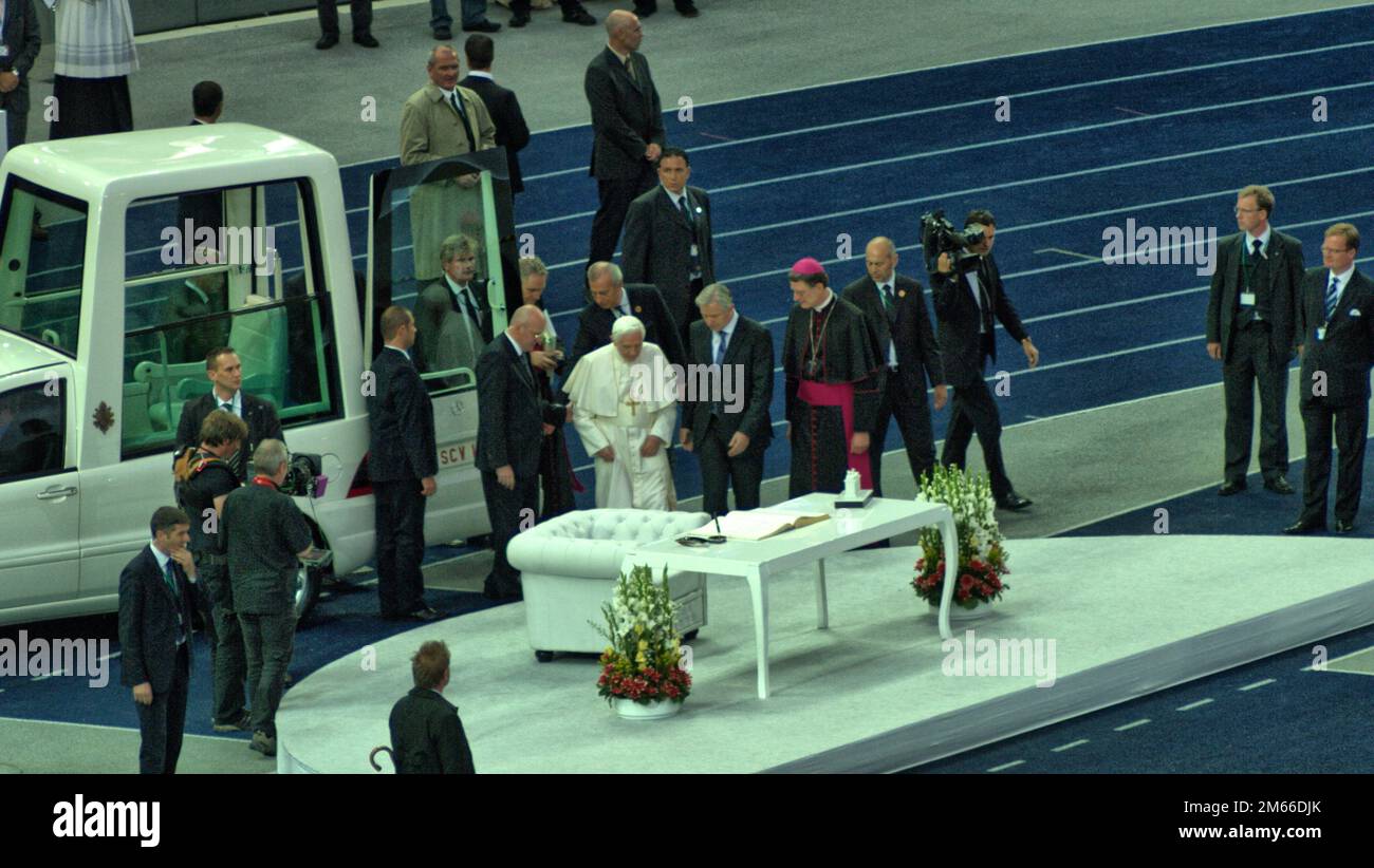 Papst Benedikt XVI im Berliner Olympia-Stadion Josef Ratzinger Stock ...