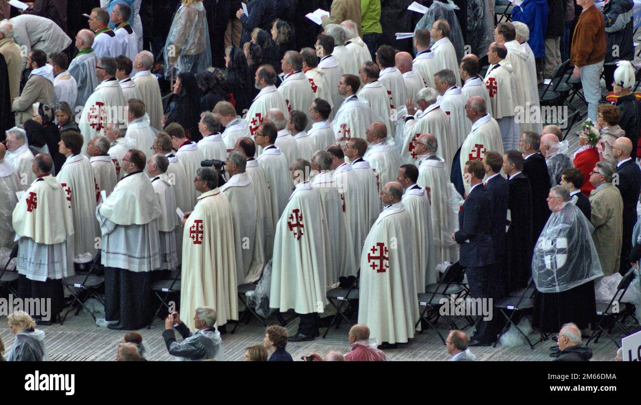 Papst Benedikt XVI im Berliner Olympia-Stadion Josef Ratzinger Besucher ...