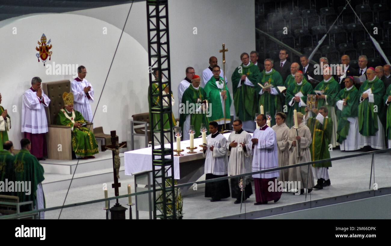 Papst Benedikt XVI im Berliner Olympia-Stadion Josef Ratzinger ...