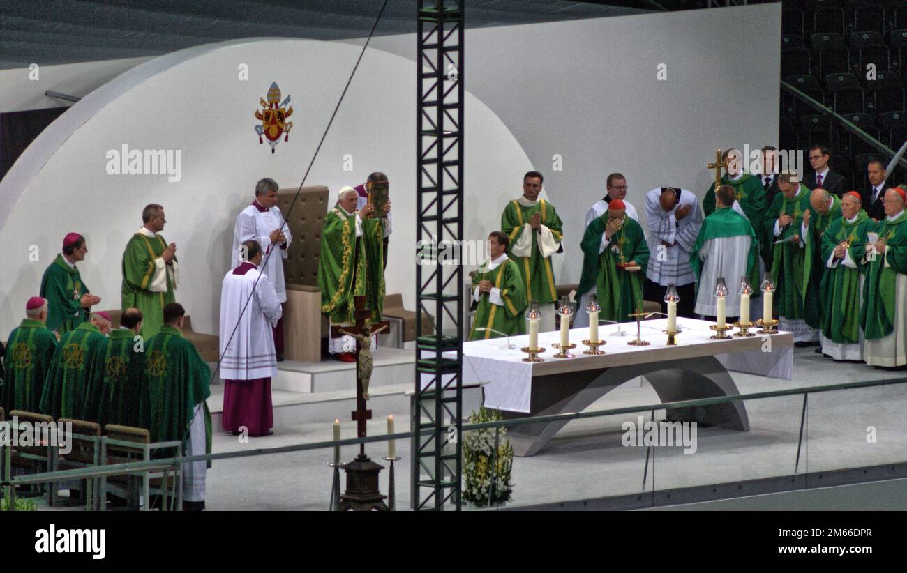 Papst Benedikt XVI im Berliner Olympia-Stadion Josef Ratzinger Der ...