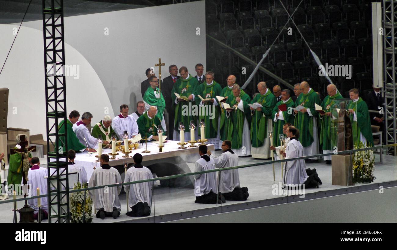 Papst Benedikt XVI im Berliner Olympia-Stadion Josef Ratzinger Die ...