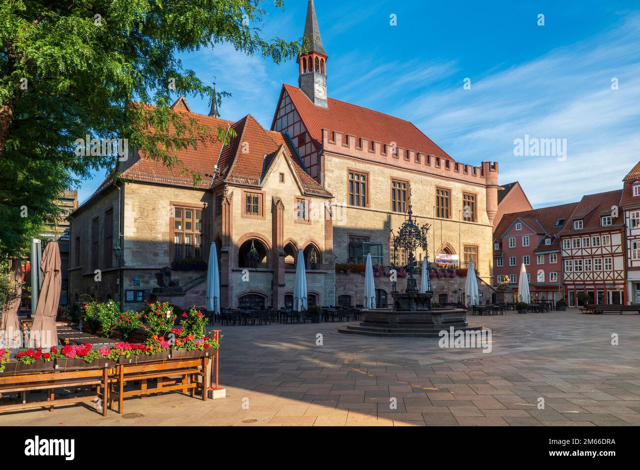 Old town hall in Goettingen with Gaenseliesel fountain, Germany Stock ...